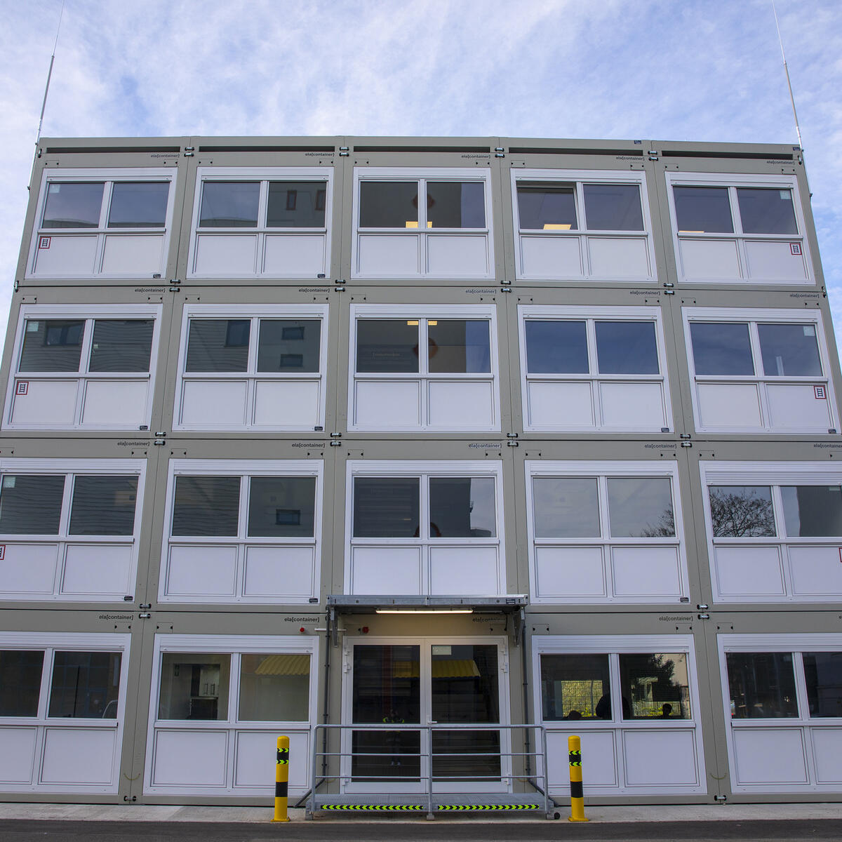Viergeschossige ELA Containeranlage für Energieunternehmen | ELA ...